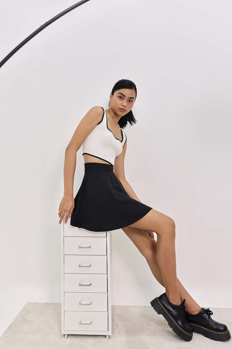 ANYA SWEETHEART CONTRAST TRIM KNIT CROP TOP (WHITE WITH BLACK TRIM) | Lovet