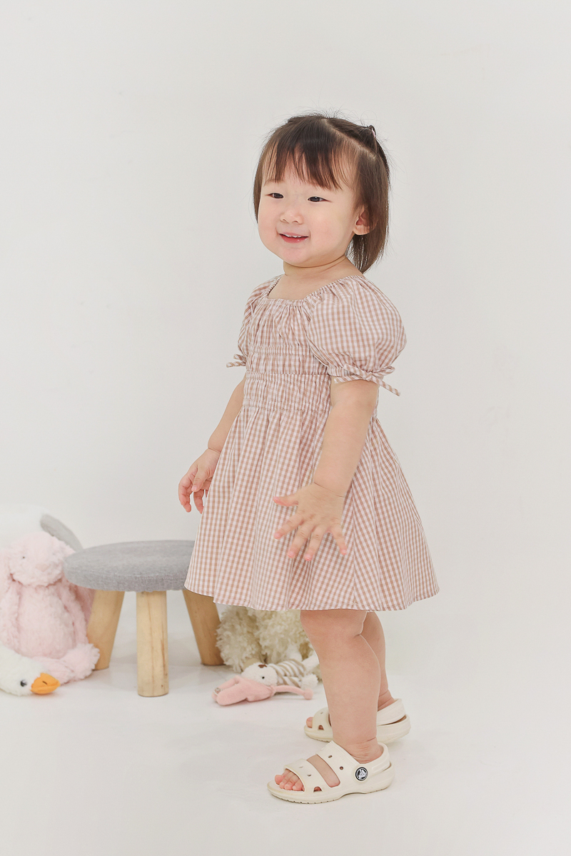 ARDEN ELASTIC RUCHED DRESS (GINGHAM OAT) - MINI GIRL | Lovet