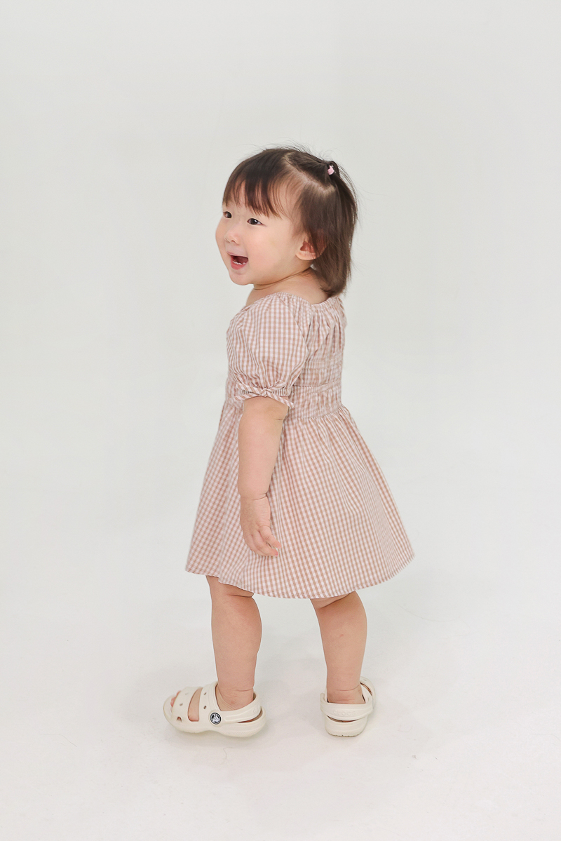 ARDEN ELASTIC RUCHED DRESS (GINGHAM OAT) - MINI GIRL | Lovet