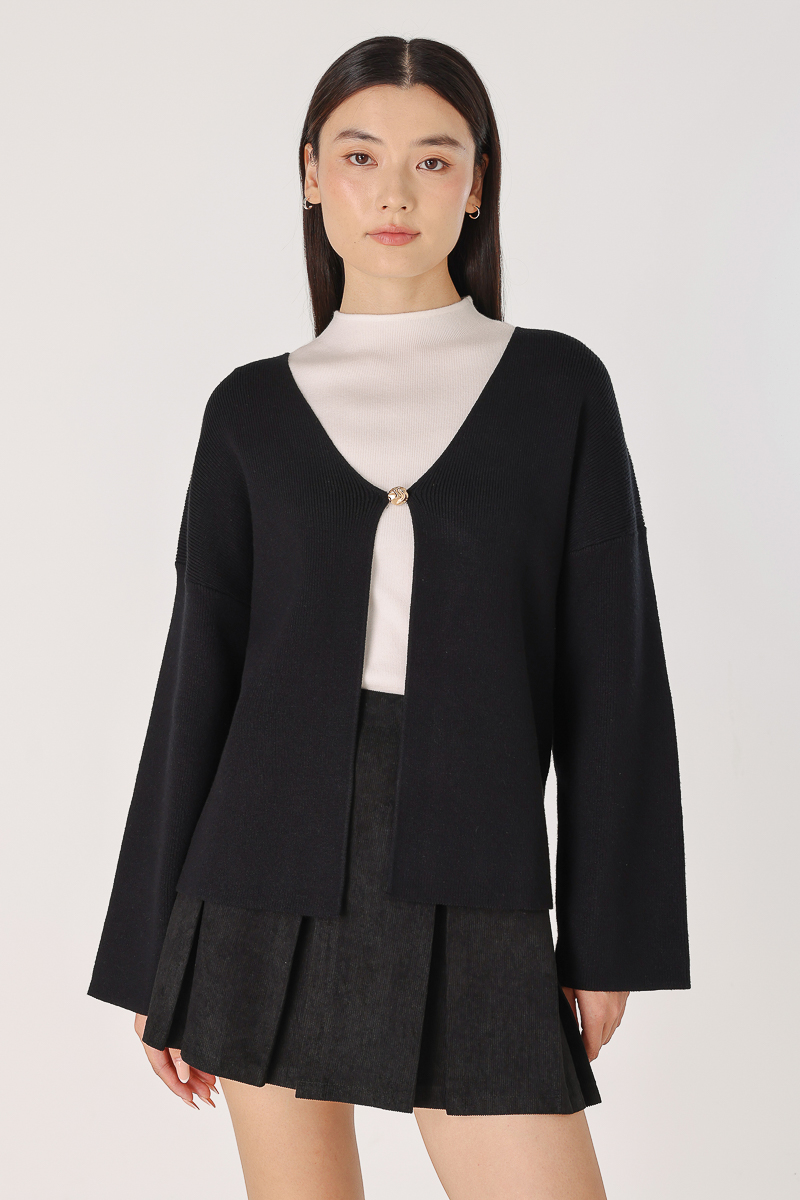 KINSLEY PREMIUM ACCENT BUTTON OVERSIZED KNIT CARDIGAN (BLACK) | Lovet